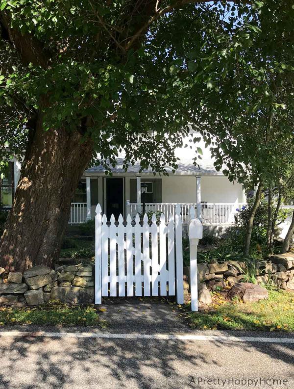 I Painted Our Front Gate – A Pretty Happy Home