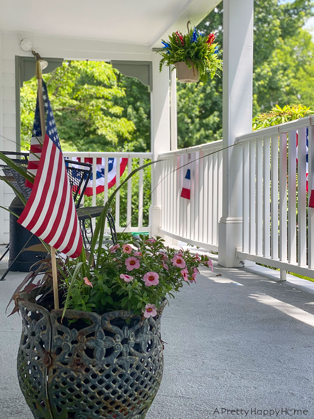 Patriotic Front Porch for our Colonial Farmhouse – A Pretty Happy Home