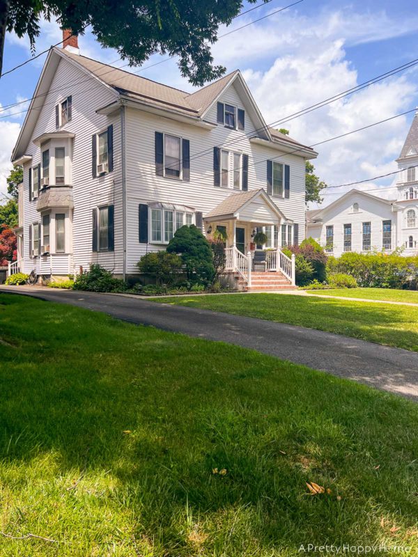 The Curious Thing About White Farmhouses – A Pretty Happy Home